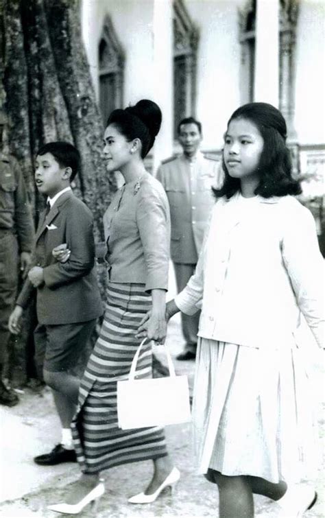 สมเด็จพระนางเจ้าฯ พระบรมราชินีนาถ พร้อมด้วย สมเด็จพระบรมโอรสาธิราชฯ สยามมกุฎราชกุมาร พร้อมด้วย