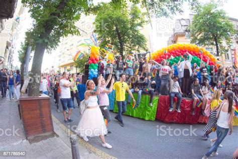 소피아 6 월 10 일 2017에서에서 게이 프라이드 퍼레이드에서 사람들 Gay Pride Parade에 대한 스톡 사진 및 기타 이미지 Gay Pride Parade
