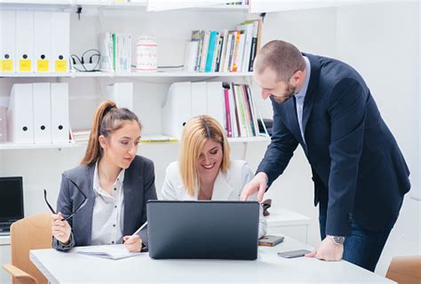 두 젊은 비즈니스 여자는 그녀의 상사와 함께 회의 룸 사무실에 앉아 하 고 그들의 진행 중인 프로젝트를 논의 20 29세에 대한 스톡 사진 및 기타 이미지 Istock