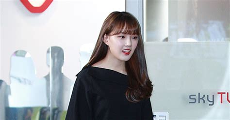 [포토엔]여자친구 예린 빈틈없는 밀착 미니스커트 입고