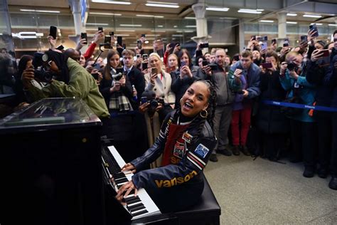 Alicia Keys Delivers Surprise Performance In London Train Station