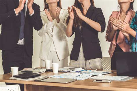 비즈니스 미팅에서 비즈니스 사람들이 박수를 냅니다 컨퍼런스 및 프레젠테이션 어워드 개념 박수갈채에 대한 스톡 사진 및 기타