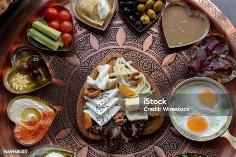 고전적인 큰 접시에 치즈와 소스를 곁들인 요리 된 계란의 평면도 0명에 대한 스톡 사진 및 기타 이미지 0명 건강한 생활