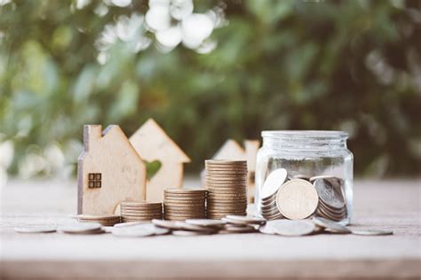 나무 테이블에 항아리에 돈을 누적 금 달러 동전의 닫습니다 미래에 대 한 비용을 절약의 개념입니다 금융 비용 개념 그리고 Savingsinvestment입니다 개념에 대한