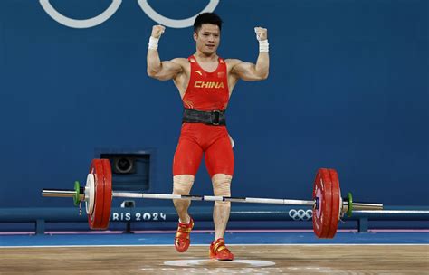 李发彬抓举143公斤创造新的奥运会纪录 领先第二名8公斤！举重男子金牌