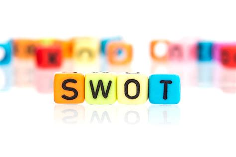 Swot 강점 약점 기회 위협 개념 흰색 배경에 대 한 비즈니스 분석의 화려한 단어 큐브 개념에 대한 스톡 사진 및 기타 이미지