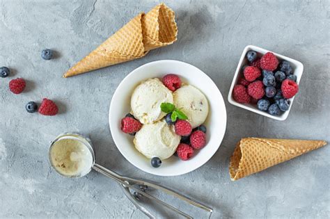 바닐라 아이스크림은 라즈베리와 블루베리를 그레이 배경의 그릇 상단 보기로 스쿱합니다 아이스크림에 대한 스톡 사진 및 기타 이미지 아이스크림 하이 앵글 건강에 좋지