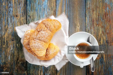 오래된 나무 테이블에 에스프레소 커피와 브리오슈 한 잔 0명에 대한 스톡 사진 및 기타 이미지 0명 갈색 개념 Istock