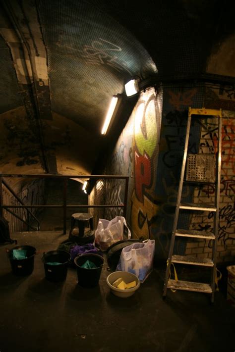 무료 이미지 빛 밤 파리 벽 지하철 플랫폼 어둠 낙서 미술 꼬리표 Bnf 지옥 설치 엑스 박자 ~시키다 크로 니 루즈 화제