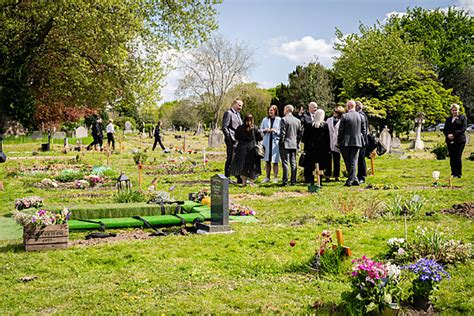 Cemetery Burial White Rose Modern Funerals