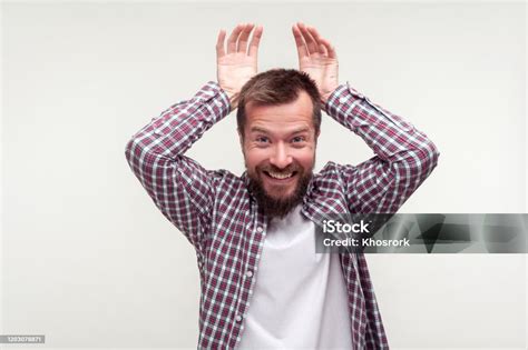 재미 행복 수염 남자의 초상화는 토끼 귀 제스처를 만들고 카메라에 즐겁게 미소 흰색 배경에 격리 귀 부분에 대한 스톡 사진 및 기타 이미지 Istock