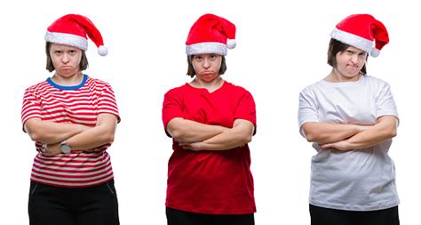격리 된 배경 회의론 및 교차 팔과 얼굴에 긴장 Disapproving 식 크리스마스 모자를 쓰고 Sydrome 여자 다운의 콜라주 부정적인 사람입니다 갈색 머리에 대한