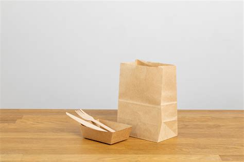 환경 친화적 인 식품 포장 종이 재활용 제로 폐기물 천연 제품 자연과 재활용 개념의 음식 일회용 케이터링을위한 종이 상자 배경에 플라스틱 무료 세트 가방에 대한 스톡 사진