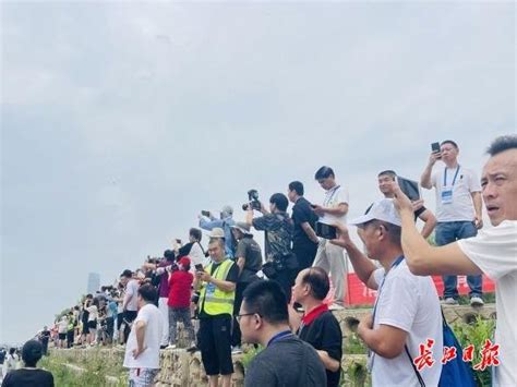 今天武漢長江邊好大的陣仗長槍短炮齊發吶喊聲不斷 每日頭條
