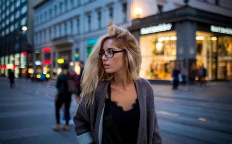 Обои девушка блондинка улица город в очках скачать обои фото и картинки бесплатно