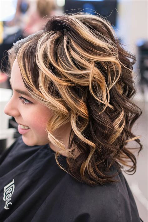 26 Effortlessly Stylish Shoulder Length Curly Hairstyles To Try
