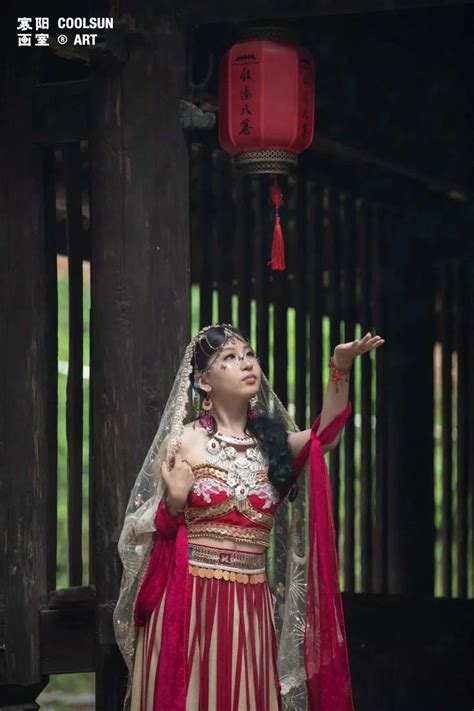 穿上侗族服饰写生，我们是明媚的侗族少年！ 广州寒阳画室