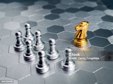 황금 말 은색 육각형 패턴 보드 배경에 은색 폰 조각 앞에 서 있는 기사 체스 조각 리더십 추종자 팀 지휘관 경쟁 비즈니스 전략 개념 나이트에 대한 스톡 사진 및 기타