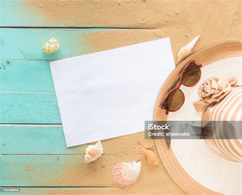 빈 흰색 메모 지와 밀 짚 모자 바다 모래 푸른 나무 바닥에 선글라스 껍데기에 대한 스톡 사진 및 기타 이미지 껍데기 메모장 모래 Istock