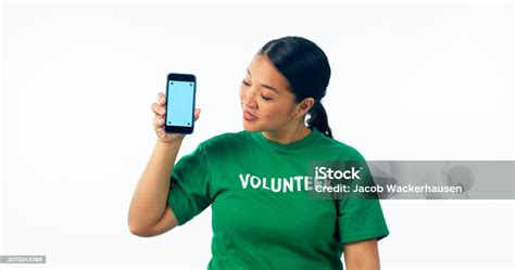 여성 자원 봉사자 및 웹 사이트 프레젠테이션 기부 정보 또는 스튜디오에서 등록의 전화 화면 Ngo 자원 봉사 또는 비영리 공간을 위한 모바일 앱을 읽는 사람이 흰색 배경에