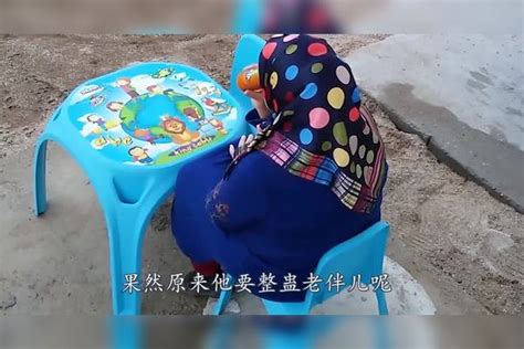 外国老爷爷真调皮往气球里灌满可乐扎破瞬间太有趣了 扎破 气球 可乐