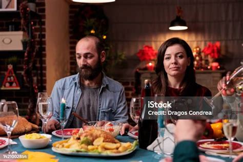 크리스마스를 축하하는 남자와 여자 축제 테이블에 앉아 저녁 식사에 대한 스톡 사진 및 기타 이미지 저녁 식사 가족 먹기 Istock