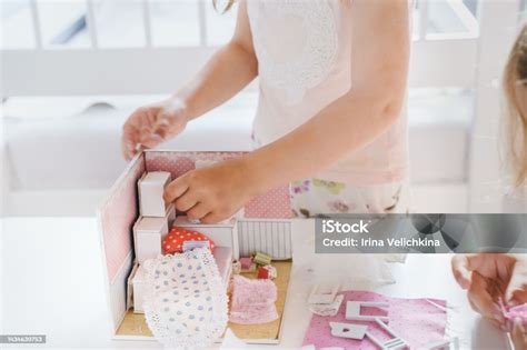 어린 소녀 자매는 인형 집 룸 박스를위한 소형 공간을 만듭니다 침실이있는 장난감 상자 인형 가구 침대 담요 베개 수제 공예