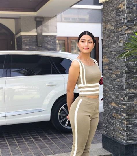 ပရိသတ်တွေ ပို့ပေးတဲ့ ဝတ်စုံလေးနဲ့ ပဲပေးနေတဲ့ အိချောပို Myanmarload