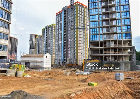 가장 큰 건설 현장에서 작업하는 굴삭기 토목 공사의 백호 외부 하수도 파이프를 놓는 로더를 추적했습니다 하수 배수 시스템 0명에 대한 스톡 사진 및 기타 이미지 Istock