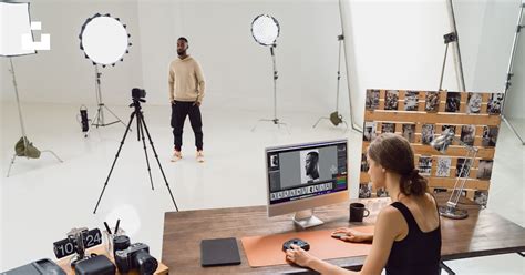 사진작가가 스튜디오에서 사진을 편집하고 있습니다 사진 Unsplash의 무료 사진술 이미지