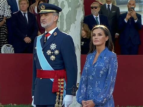 La Reina Letizia Estrena Diseño Español En El Desfile Del 12 De Octubre Y Mantiene Su Ruptura