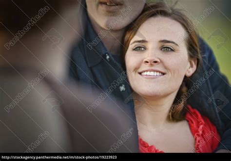 L Chelnde Junge Frau Wird Von Hinten Mit Ihrem Freund Lizenzfreies Bild