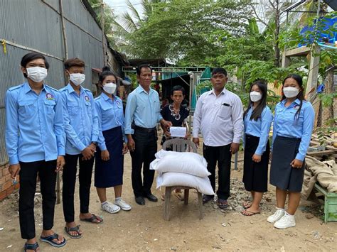 អំណោយប្រចាំខែ របស់លោកឧត្ដមសេនីយ៍ឯក រ័ត្ន ស្រ៊ាងបានប្រគល់ដល់ដៃពលរដ្ឋទីទាល់ក្រ១៧គ្រួសារ