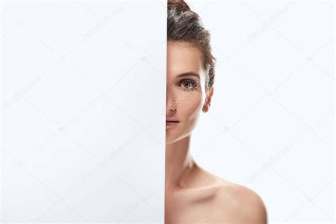 Hermosa Chica Desnuda Posando Con Tablero Vacío Aislado En Blanco 2022