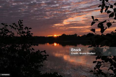 호수의 물에 화려한 구름의 대칭 일출 이나 일몰에 시골 장면 0명에 대한 스톡 사진 및 기타 이미지 0명 경외감 광각 Istock