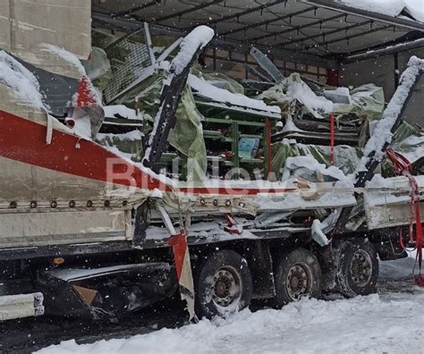 Ужасяващи СНИМКИ от трагедията в Монтанско Рязаха вратата на снегорина за да извадят трупа на