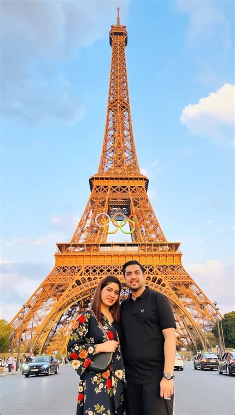 Aroosa Khan Shares Pictures From Eiffel Tower Paris Reviewitpk
