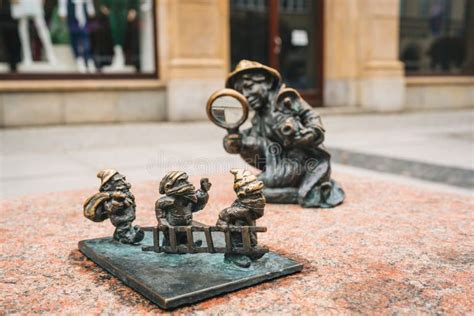 The Dwarfs Of Wroclaw Poland Dwarfs Sculptures Lurking And Hiding