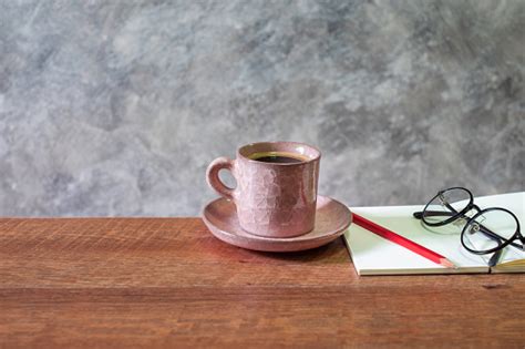 나무 테이블에 오래 된 컵 커피 파스텔 핑크의 클로즈업 빈 열린 소책자 안경 빨간 연필과 쓰기 노트북 창에서 아침 빛 교육 개념 휴식 시간 0명에 대한 스톡 사진 및 기타