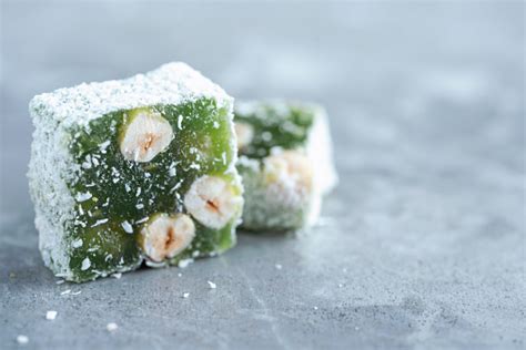 회색 배경에 헤이즐넛터키 의 기쁨 공간을 복사합니다 전통 동부 요리 전통적인 중동 과자 유대인 터키어 아랍어 국가 디저트 터키의 즐거움 가루로 빻은에 대한 스톡 사진 및