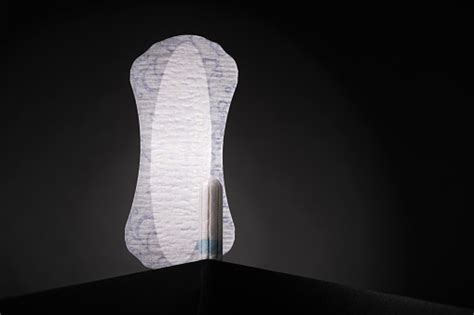 친밀한 위생 여성 부인과 건강을 위한 생리 제품 어두운 테이블 배경에 위생 패드와 탐폰 여성 매일 위생 텍스트의 여유 공간을