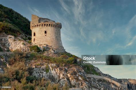 토레 파올라는 이탈리아 라티움 지역의 시르세오 산 절벽에 있는 요새화된 망루입니다 타워에 대한 스톡 사진 및 기타 이미지 Istock
