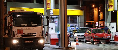 ЦЕНАТА НА БЕНЗИНОТ ОД ПОЛНОЌ СЕ НАМАЛУВА ЗА 5 ДЕНАРИ НА ДИЗЕЛОТ ЗА 6 ДЕНАРИ Сакам Да Кажам
