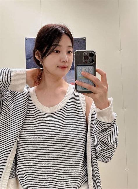 패션엔 한지혜 봄바람 살랑살랑 육아 잊고 소녀 모드 니트와 트위드 셋업 나들이룩