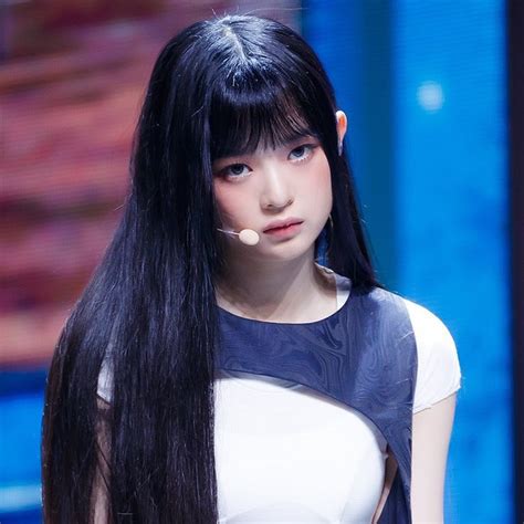 귀엽게 생긴 애들이 무표정으로 카메라 응시할 때 약간 사춘기반항적인 심통난 얼굴 되는게 넘 쪼음 ㅋㅋㅋㅋ 마님 Kimanbang