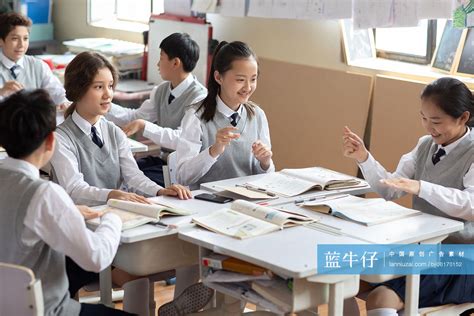 同学们在教室玩耍 蓝牛仔影像 中国原创广告影像素材