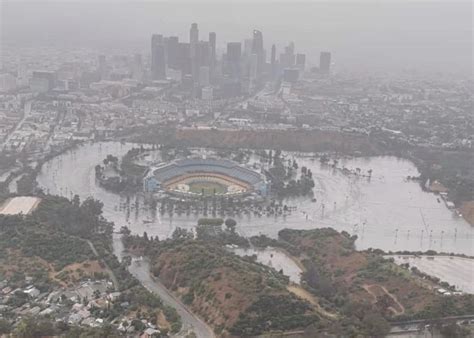 La 다저 스타디움 열대폭풍 덮쳐 ‘물바다