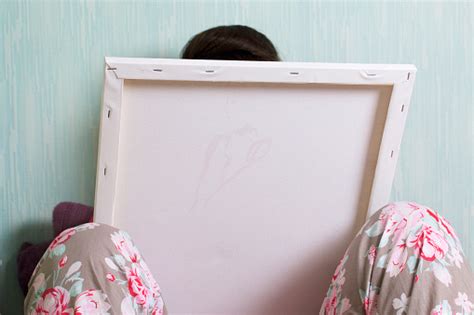 예술 숫자로 그리기 한 여성이 면화로 캔버스를 그립니다 브러쉬 번호가 매겨진 페인트 및 물을 유리에 사용합니다 개념에 대한 스톡 사진 및 기타 이미지 Istock