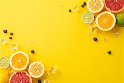 텍스트를 위한 빈 공간이 있는 노란색 배경에 오렌지 레몬 라임 자몽의 사진으로 마케팅에 여름 분위기를 더하세요 얼음에 대한 스톡 사진 및 기타 이미지 Istock