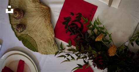 테이블에는 빨간 냅킨과 은식기가 놓여 있습니다 사진 Unsplash의 무료 식당 이미지